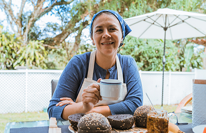 Pan de hamburguesa a base de frijol hace triunfar a tica en concurso ...