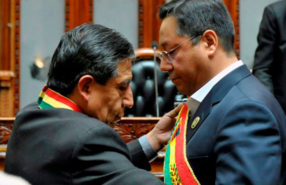 Arce promete gobernar "para todos" al asumir como presidente de Bolivia
