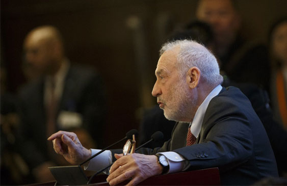 Premio Nobel de Economía Joseph Stiglitz apoya que país busque prohibir ...