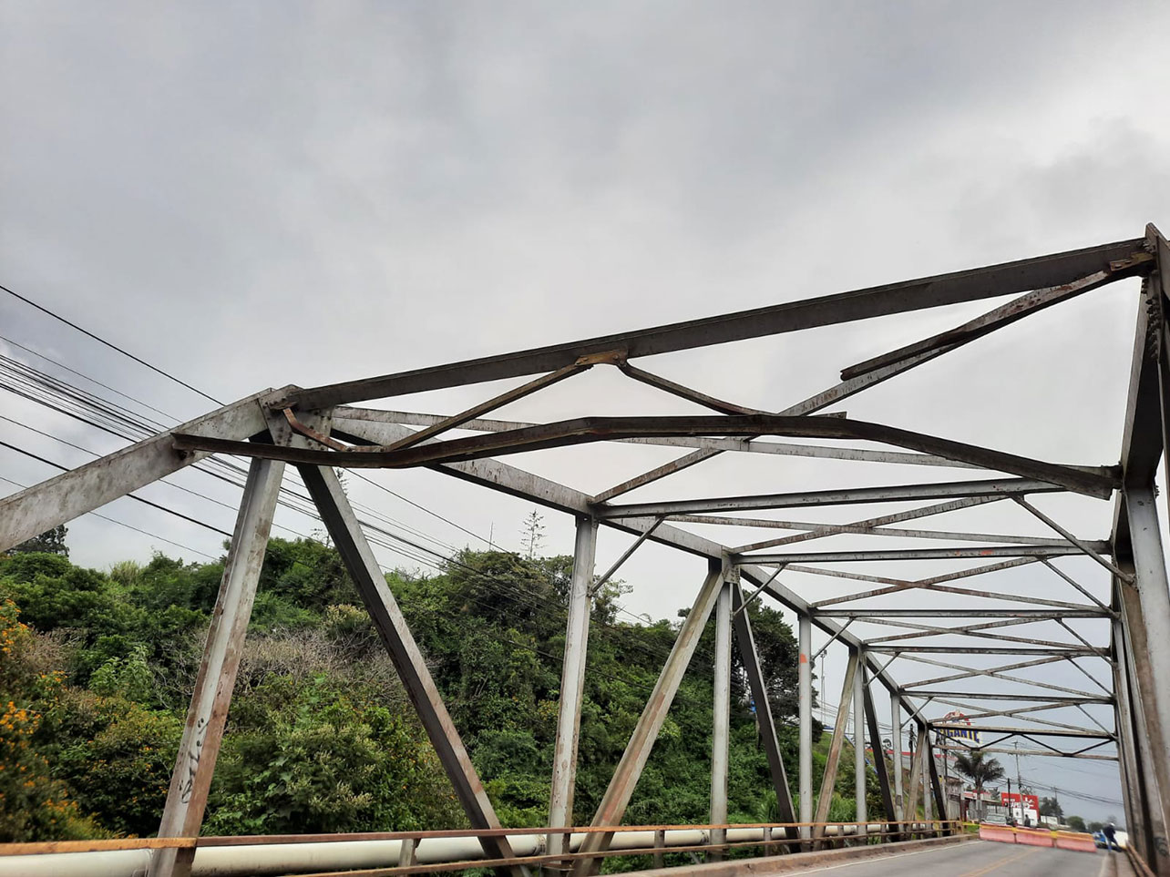 Restablecen paso para vehículos livianos y buses sobre puente de río ...