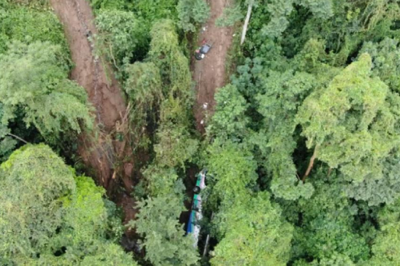 Imagen aérea muestra precipicio al que cayó bus en Ruta 1