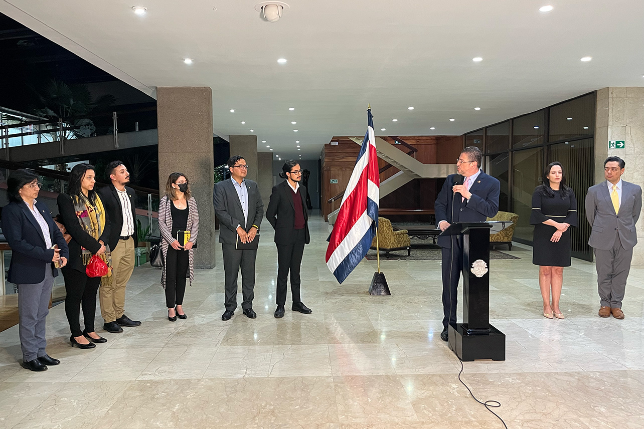 En reunión sin PLN y FA, presidente Chaves “conversa” con diputados ...