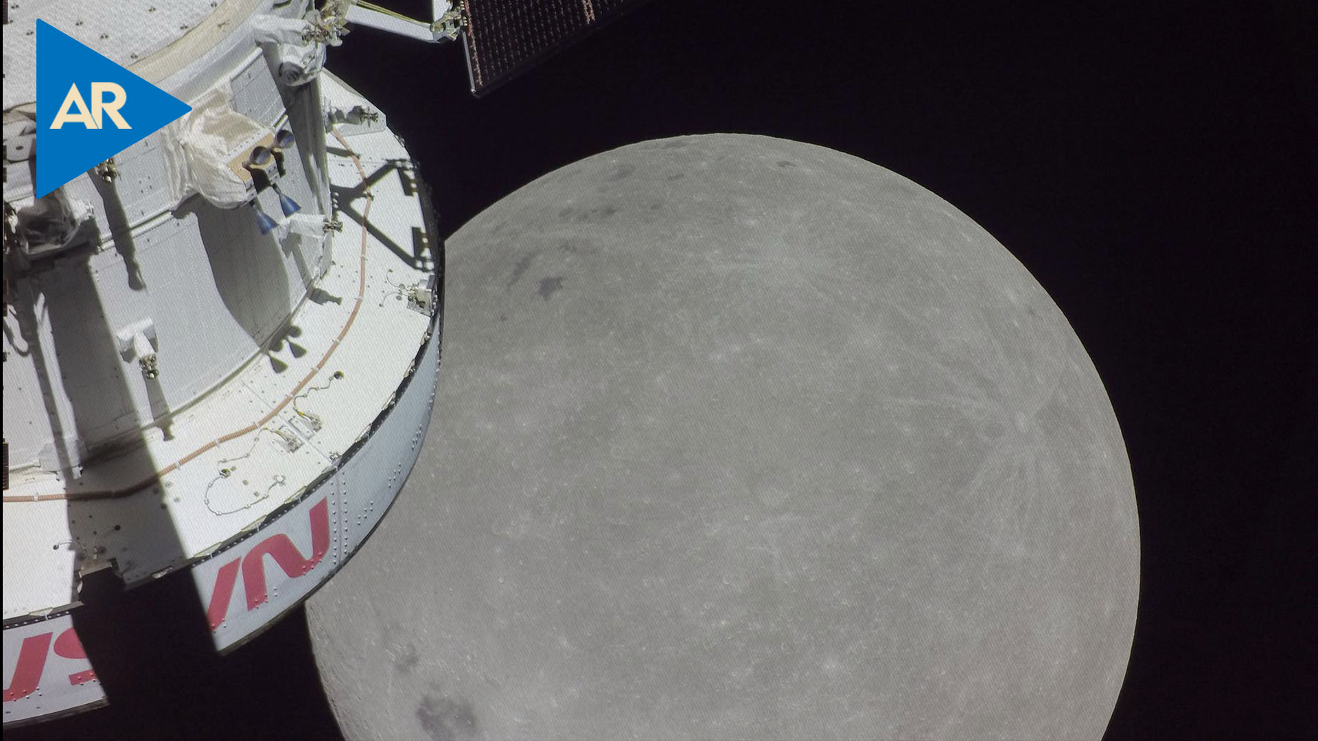 Tras sobrevolar la Luna de cerca, la cápsula Orion inicia su regreso a la Tierra